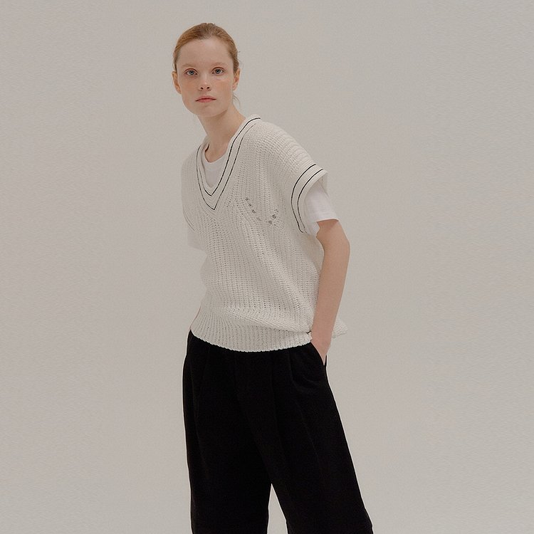 EENK(잉크) PIKI Asymmetric Oversized Knitted Vest White | 신세계V