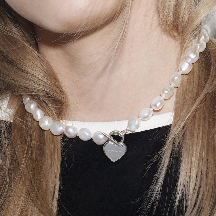MONDAY EDITION (종료)(먼데이에디션) The Baroque Pearl and ME Heart Necklace | 신세계V