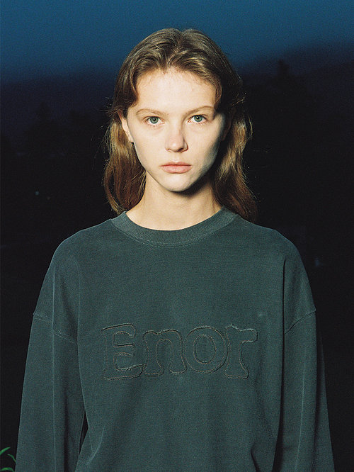Enor(엔오르) ENOR PATCH LOGO PIGMENT SWEATSHIRT - DARK GREY | 신세계V