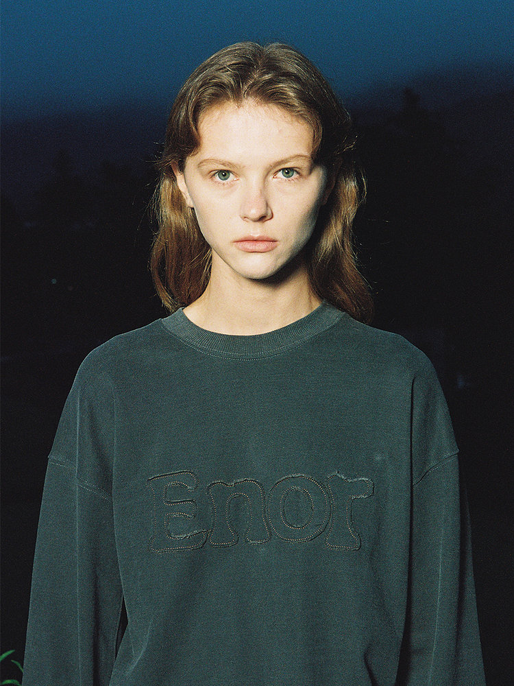 Enor(엔오르) ENOR PATCH LOGO PIGMENT SWEATSHIRT - DARK GREY | 신세계V